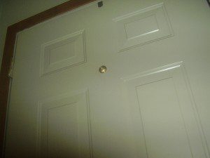 How to install a peephole in a door - a step by step guide