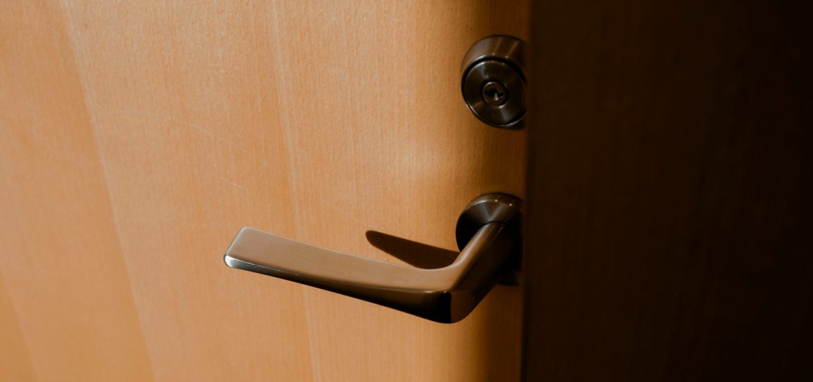 How to fit an interior door handle - a step by step guide
