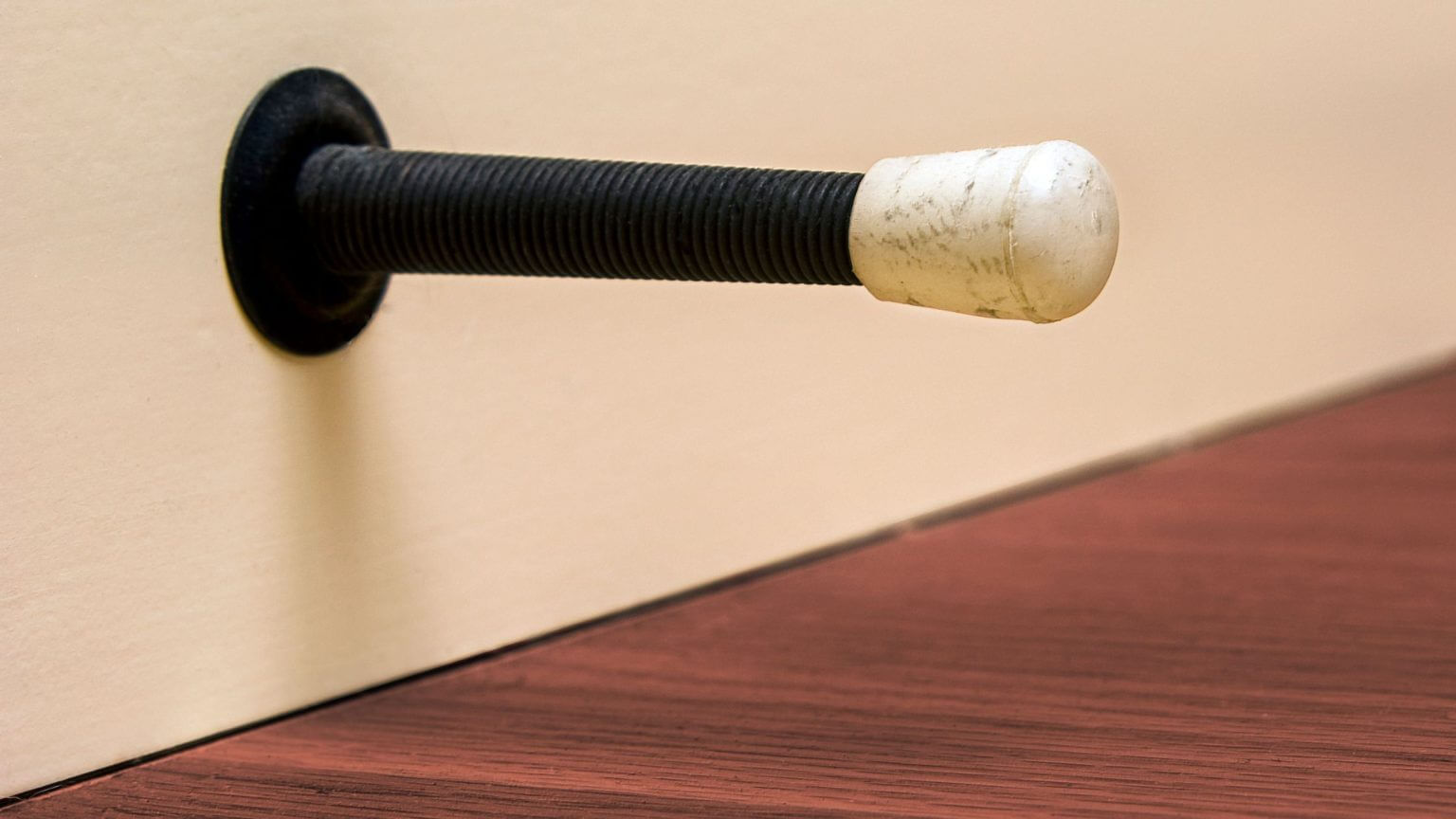 How to install a door stop in your home